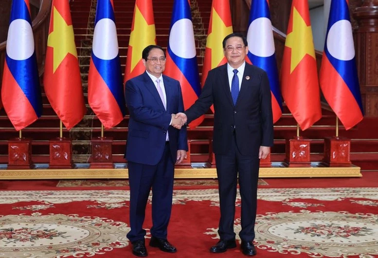 Vietnamese, Lao PMs meet ahead of ASEAN Summits | Vietnam+ (VietnamPlus)