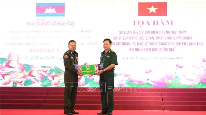 Young Vietnamese, Cambodian officers work together on building peaceful ...