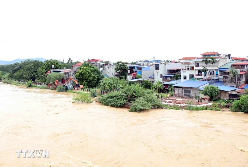 Vietnam, China unite to tackle Red River flooding after Typhoon Yagi ...