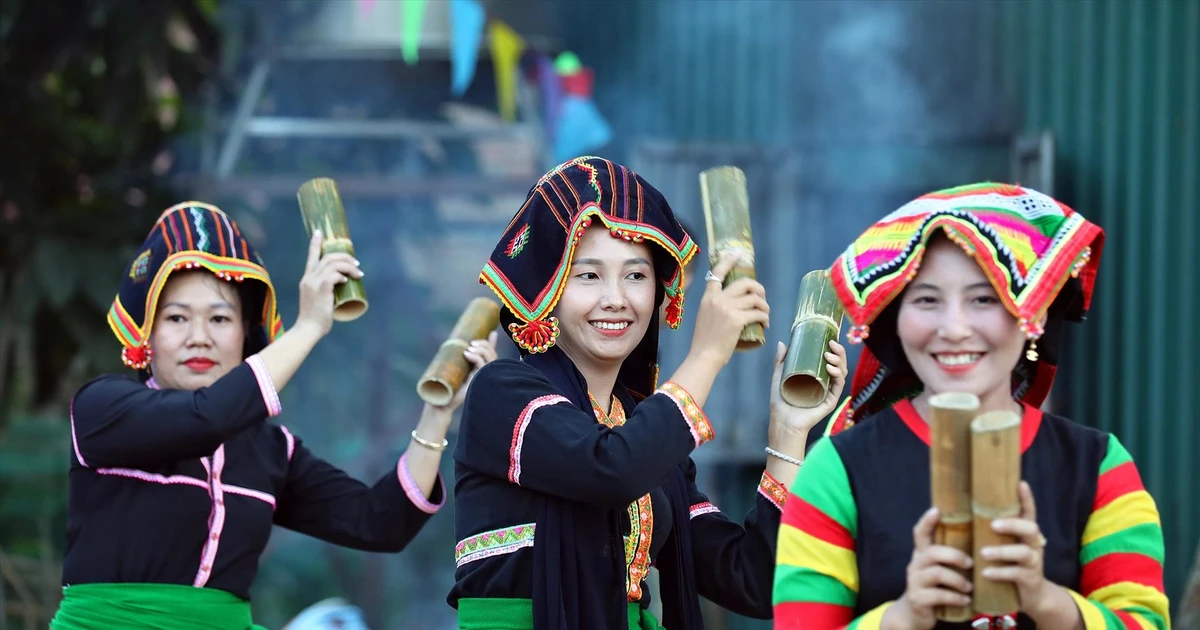 Elegance of traditional Cong costumes | Vietnam+ (VietnamPlus)