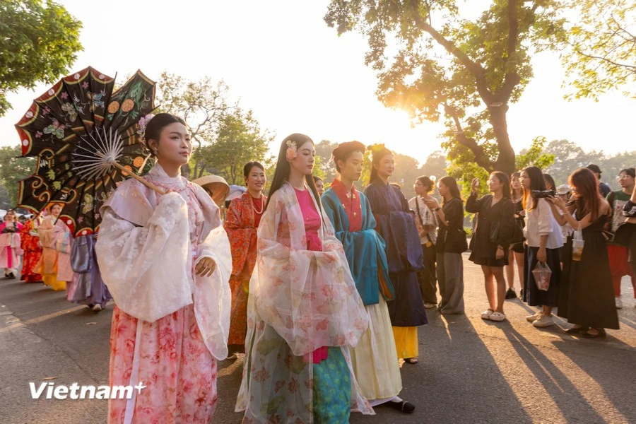 Largest ever traditional attire parade on Hanoi streets | Vietnam+ ...