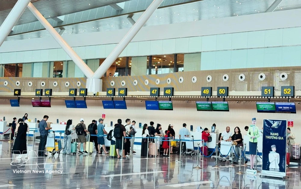 Tan Son Nhat airport braces for holiday surge with 750 daily flights ...