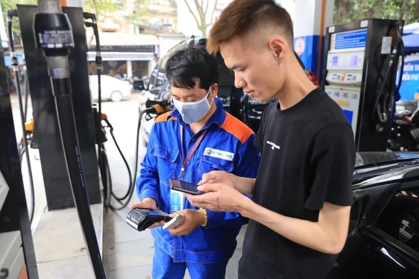 Petrol prices fall sharply following global trend | Vietnam+ (VietnamPlus)