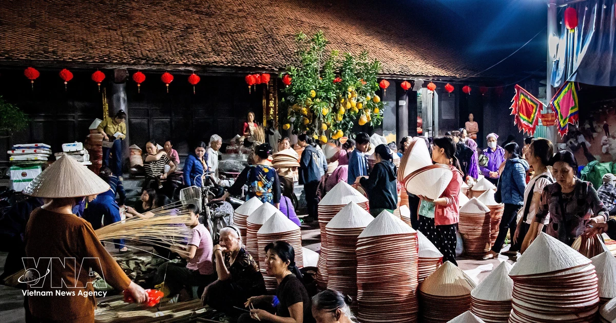 Market keeps centuries-old conical hat craft alive