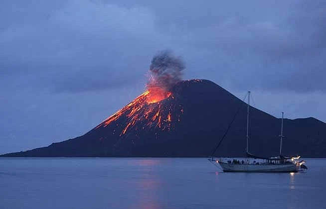 Indonesia: Raung, Gamalama volcanoes erupt | Vietnam+ (VietnamPlus)