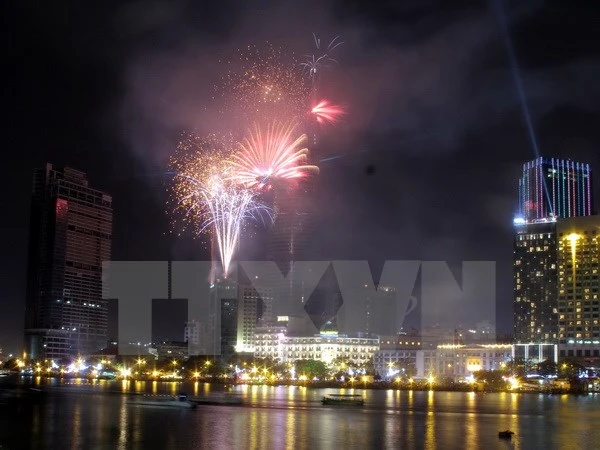 Fireworks display in HCM City on Reunification Day | Vietnam+ (VietnamPlus)