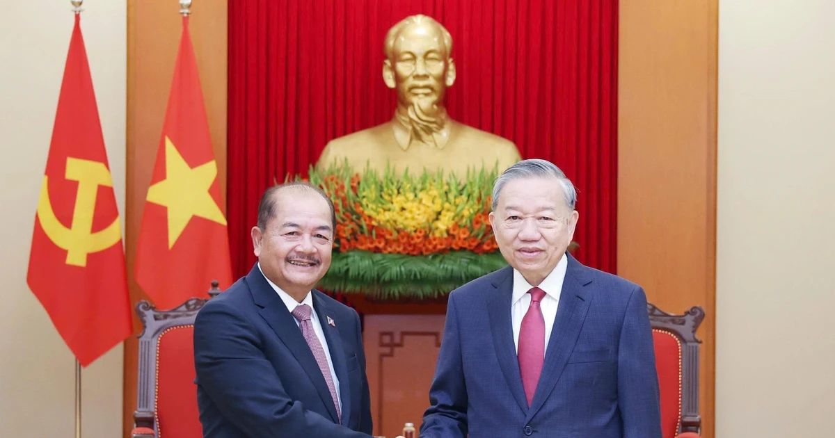 Party leader receives Lao People’s Revolutionary Party delegation ...
