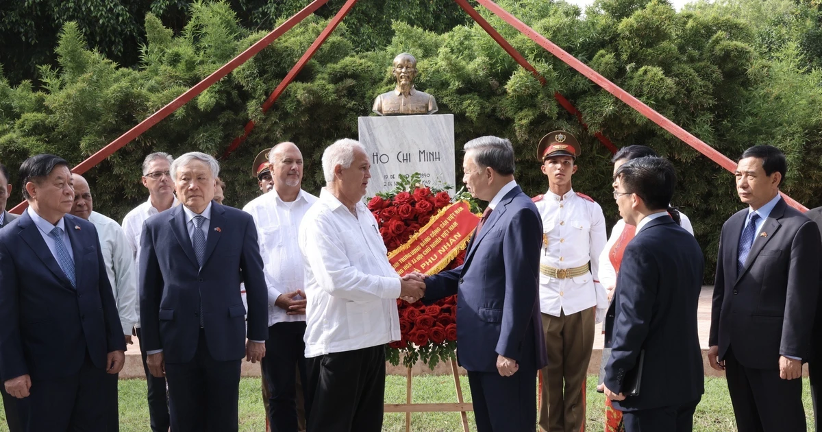 Vietnam’s top leader pays floral tribute to President Ho Chi Minh in ...