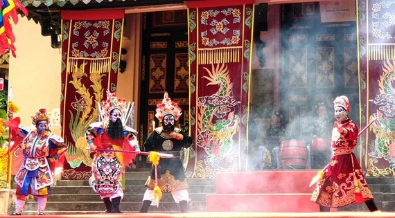 Hat boi performance introduced to international friends | Vietnam+ ...