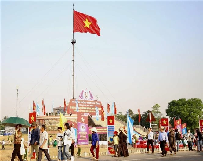 Quang Tri flag hoisting ceremony marks national reunification day | Vietnam+ (VietnamPlus)