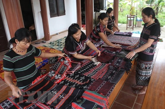 Six million Vietnamese rise above poverty line in five years | Vietnam+ ...