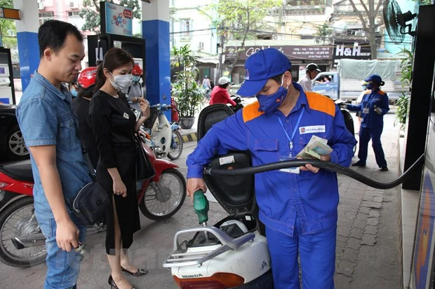 Prices of E5 RON92, RON95 petrol products down slightly | Vietnam+ ...
