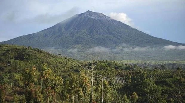 Indonesia issues flight warning as volcano erupts on Sumatra Island ...