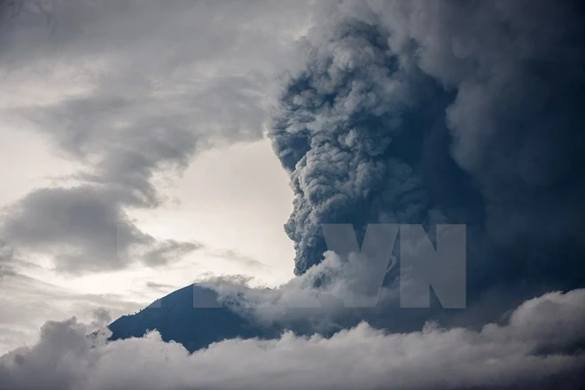 Volcano in Bali island active with 2,500m ash column | Vietnam+ ...