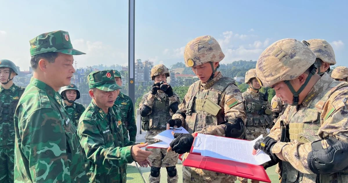 Vietnamese, Chinese border guards join hands in building border of ...