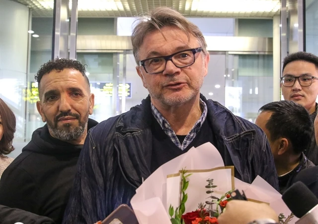 Troussier arrives in Hanoi, ready to sign contract | Vietnam+ (VietnamPlus)