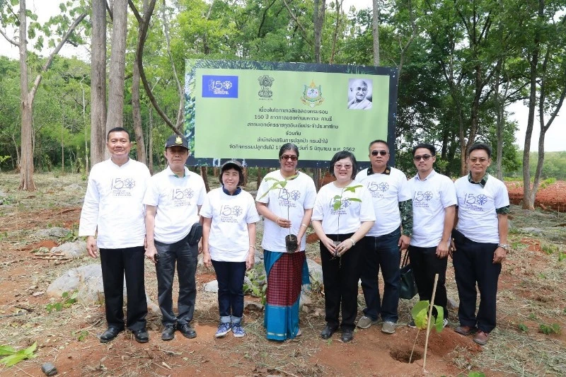 Thai Forest Department, Indian Embassy plant trees commemorating Gandhi | Vietnam+ (VietnamPlus)