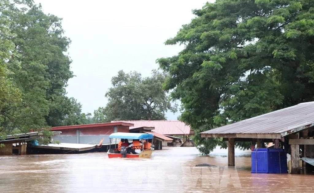 All 45 Vietnamese stranded on landslide-hit road in Laos rescued ...