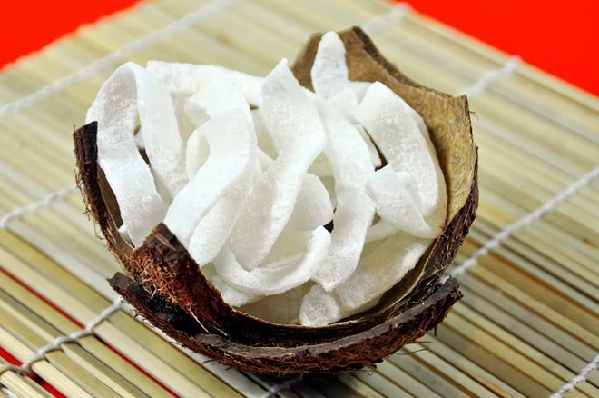 Candied coconut ribbons, a Tet delicacy | Vietnam+ (VietnamPlus)