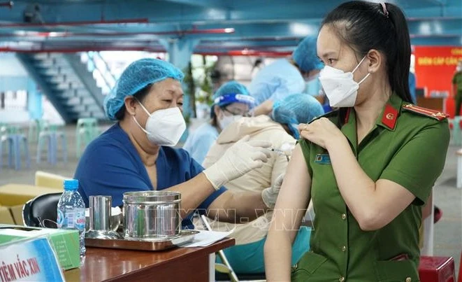 Hundreds of COVID-19 vaccination points set up for booster doses in HCM ...