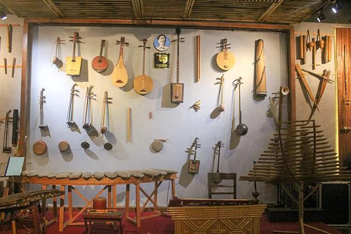 Exhibition introduces traditional musical instruments of Vietnam's ...