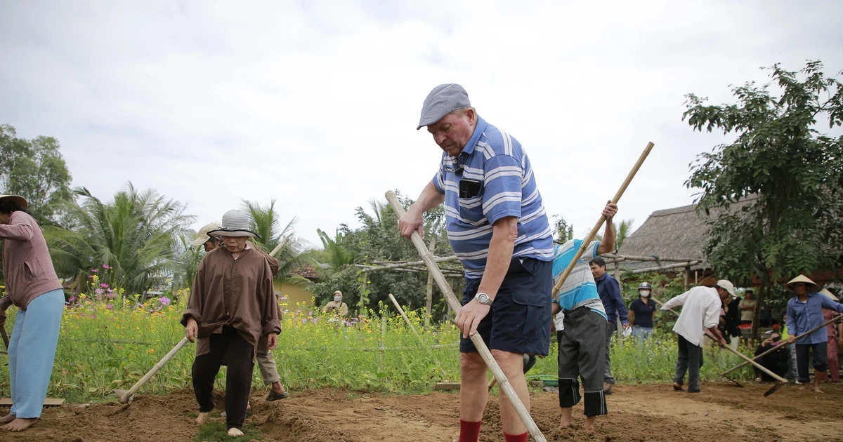 Tra Que village's Cau Bong festival draws foreign visitors in New Year ...