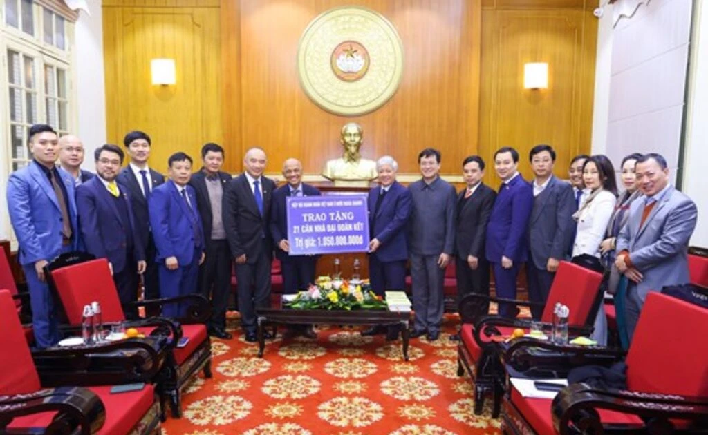 Vietnam Fatherland Front receives 21 solidarity houses for poor ...