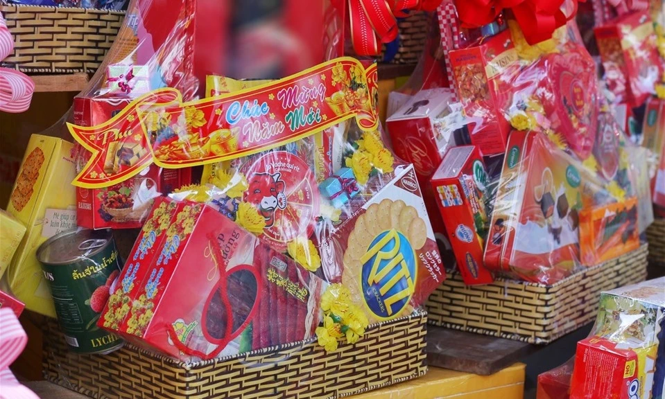 Tet gift hamper market offer more affordable choices | Vietnam+ ...