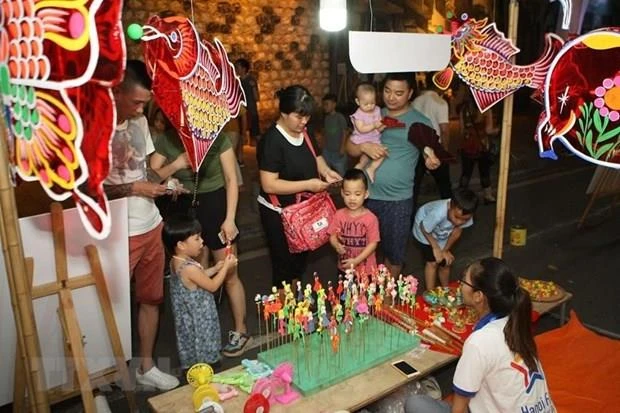 Party chief, President shares children’s joy on Mid-Autumn Festival