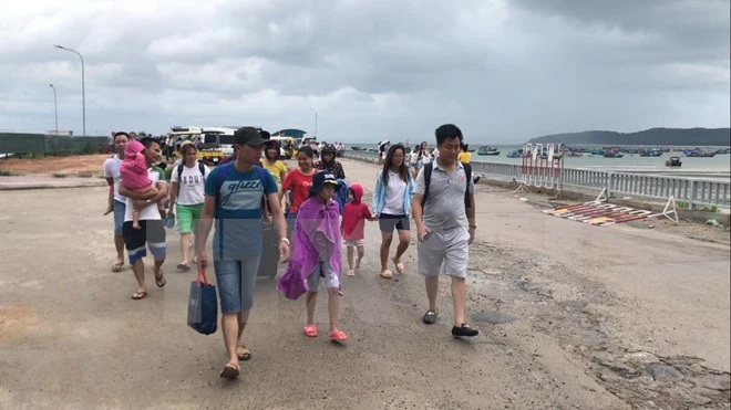 Tourists stranded on Co To island come ashore safely | Vietnam+ ...