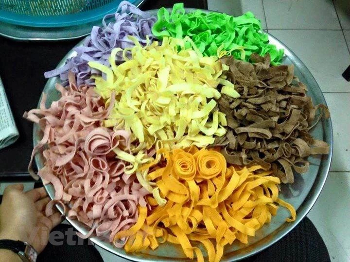 Candied coconut ribbons, a Tet delicacy | Vietnam+ (VietnamPlus)