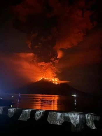 Indonesia: Ruang volcano's eruption forces 11,000 people to evacuate ...