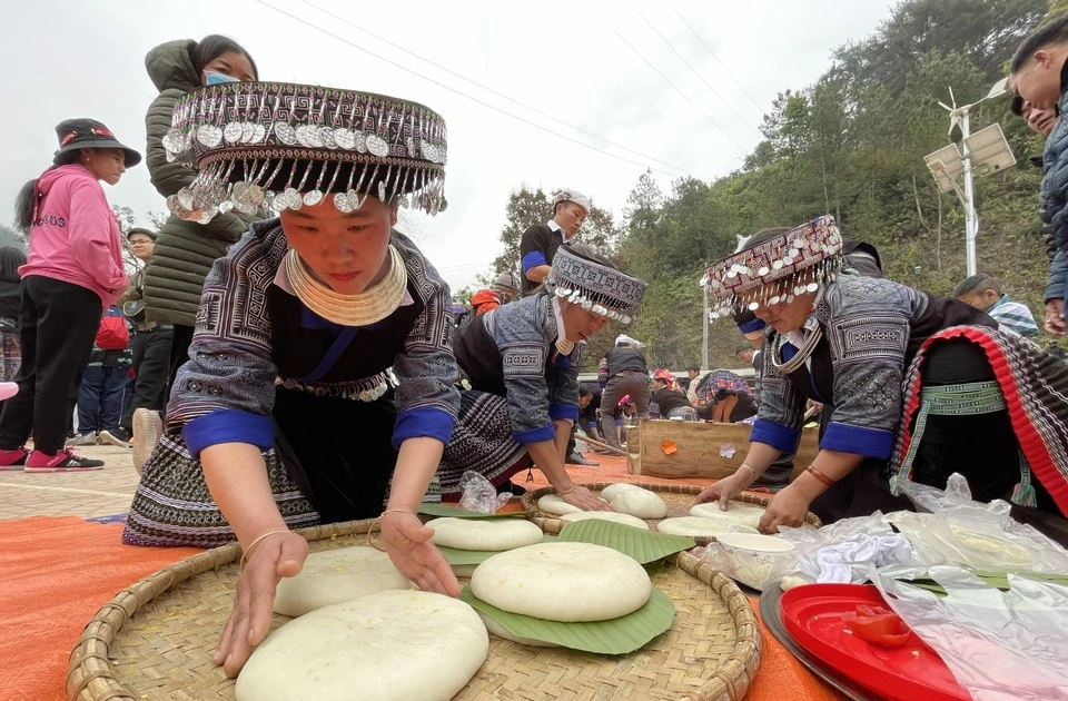 Pounding glutinous rice cake contest adds festive flair to Mu Cang Chai ...