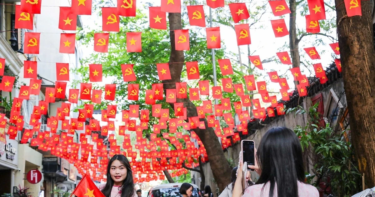 Hanoi vibrant with national flags marking big festivals | Vietnam+ ...