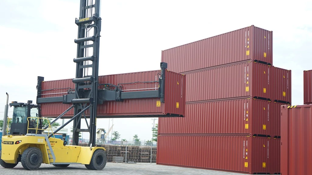 Hoa Phat delivers over 500 containers to world’s leading container leasing firm | Vietnam+ ...