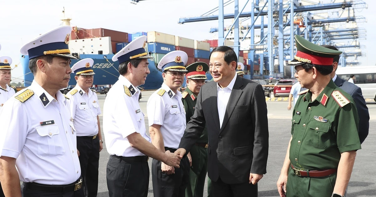 Lao PM visits Tan Cang-Cat Lai terminal | Vietnam+ (VietnamPlus)