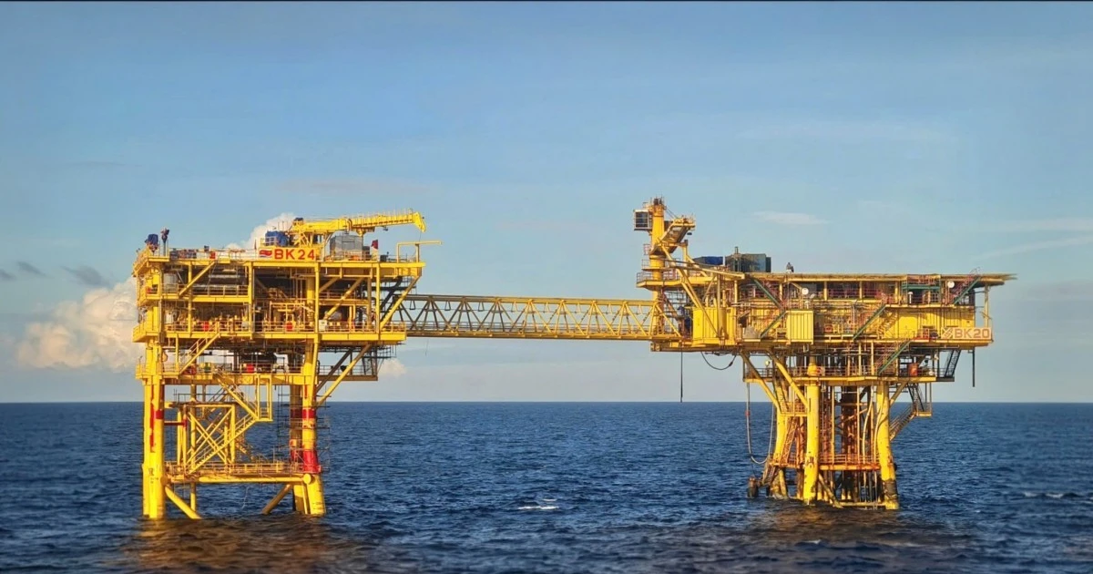 First commercial oil flow from BK-24 platform | Vietnam+ (VietnamPlus)