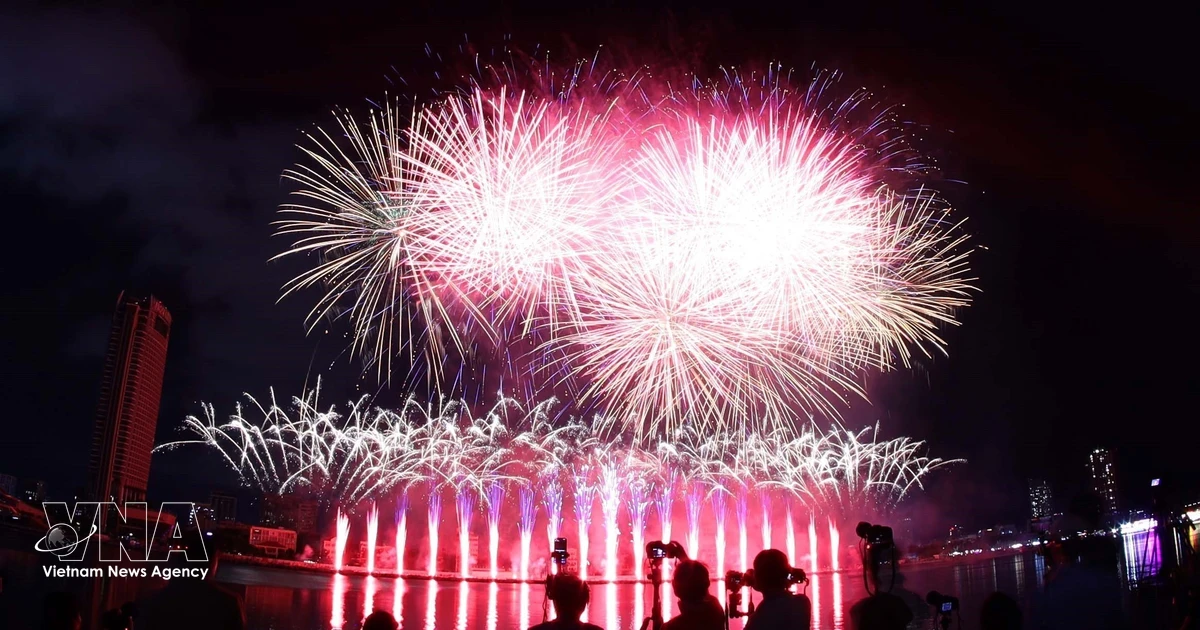 Vietnam, China teams show off fireworks opening fest