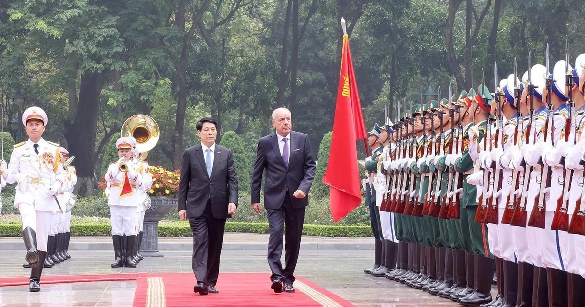 Official welcome ceremony held for Hungarian President in Hanoi ...
