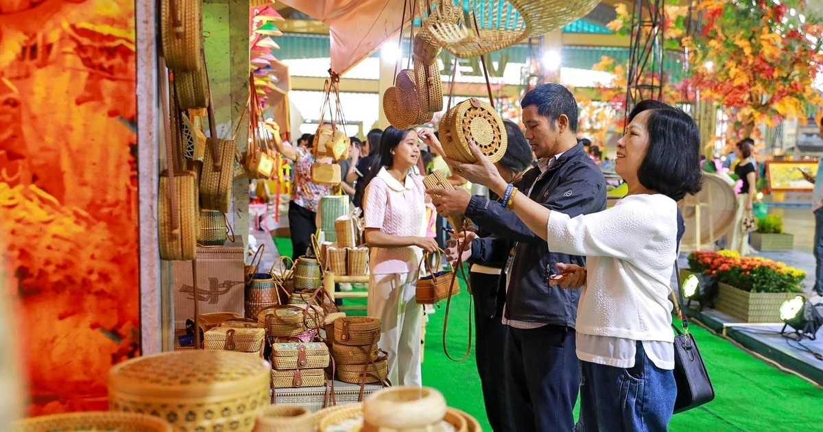 “Essence of Hanoi Autumn” Shines at Autumn Fair 2025