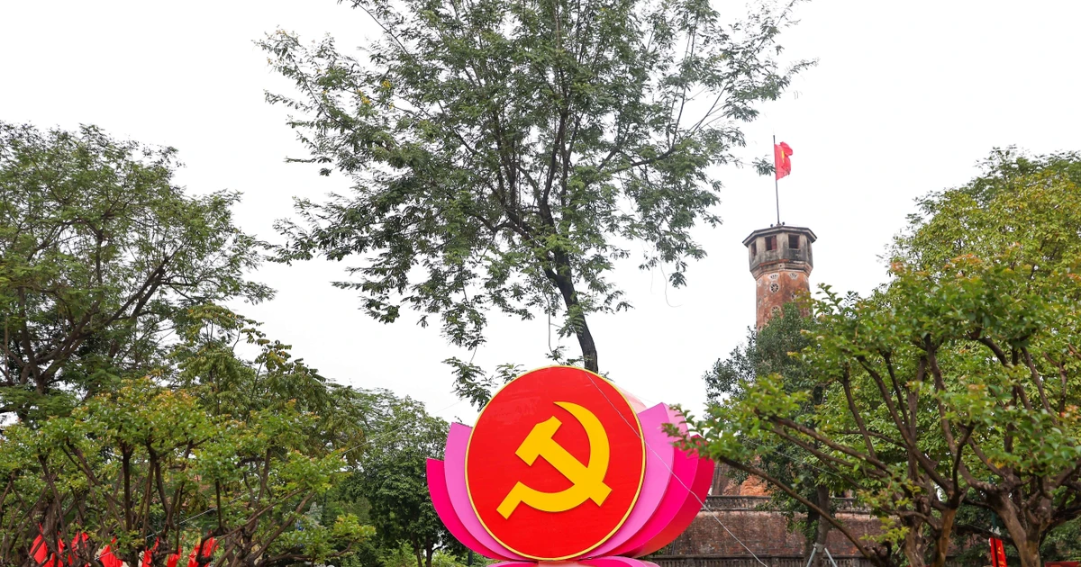 Hanoi adorned with flags and flowers to welcome 14th National Party ...