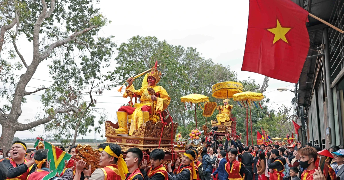 Unique "Mock King Procession" ritual at Sai Temple Festival | Vietnam+ ...