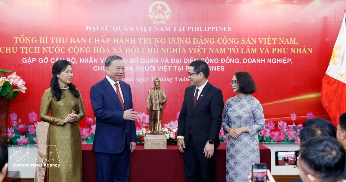 Party and State leader meets Vietnamese community in Philippines