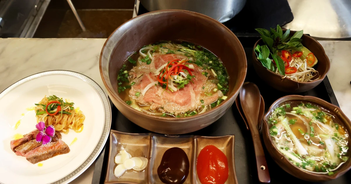 Enjoying Pho on “rooftop” of Ho Chi Minh City | Vietnam+ (VietnamPlus)