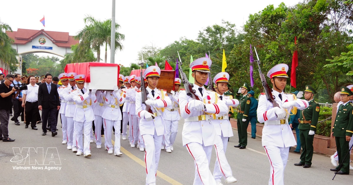 Remains of Vietnamese volunteer soldiers, experts repatriated from Laos