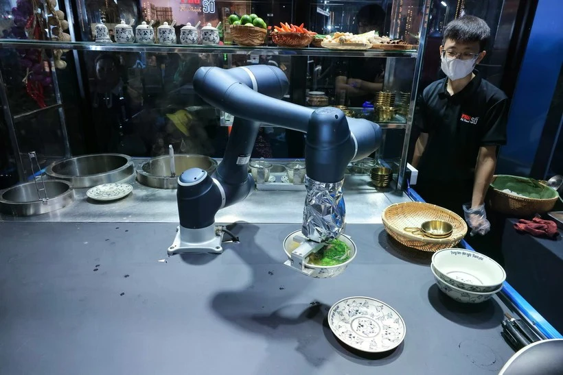 Robots serving “digital Pho” in Hanoi: A unique experience | Vietnam+ ...