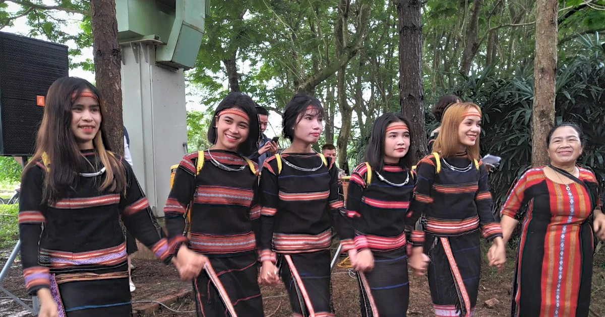 Grave-abandoning ceremony of Jarai ethnic people | Vietnam+ (VietnamPlus)