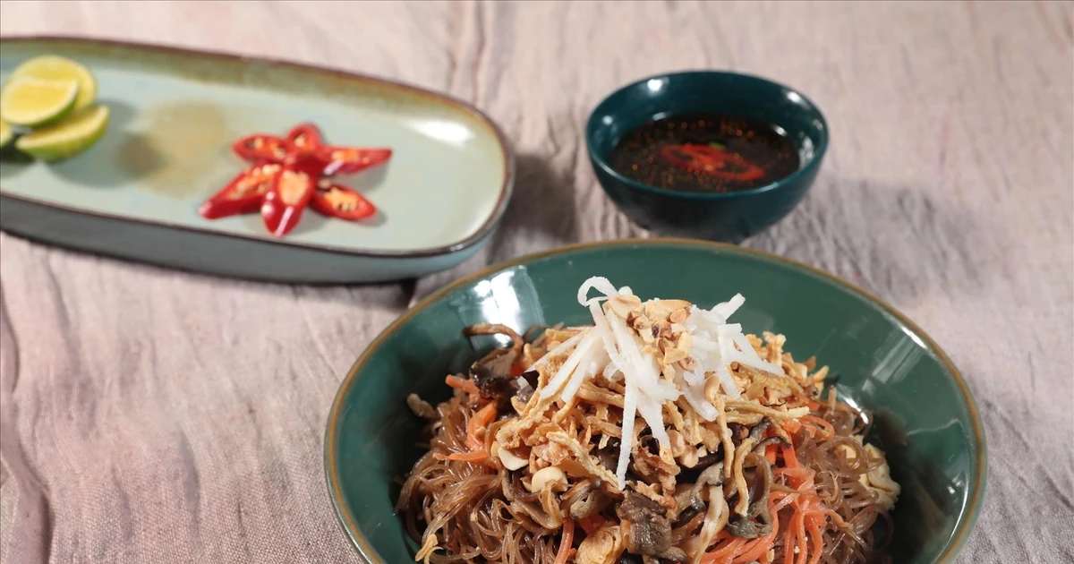 Vegan black vermicelli salad | Vietnam+ (VietnamPlus)