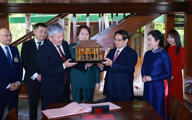 Vietnamese, Kyrgyz PMs visit President Ho Chi Minh Relic Site ...