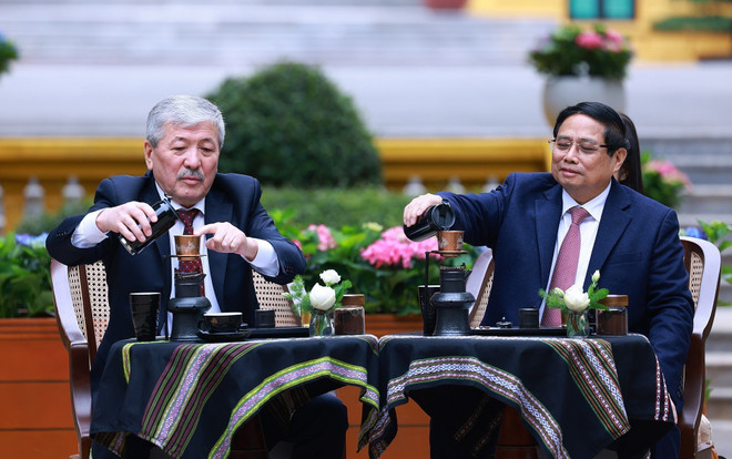 Vietnamese, Kyrgyz PMs visit President Ho Chi Minh Relic Site ...